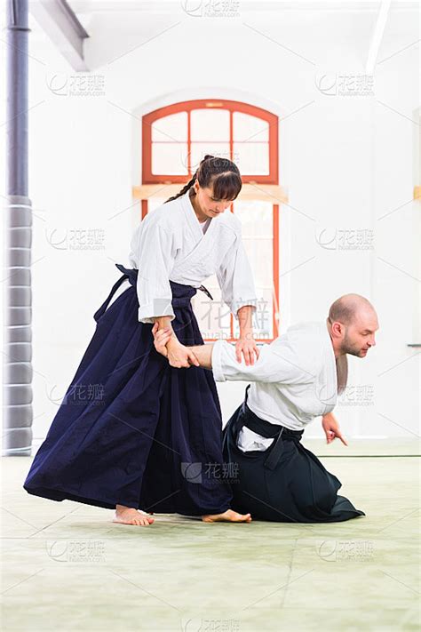 男人和女人在合气道武术学校打架