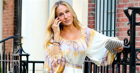 H Sarah Jessica Parker με μποέμ φόρεμα και σατέν γόβες στους δρόμους