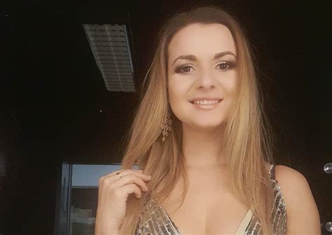 Uwielbiana gwiazda disco polo w wyjątkowej świecącej kreacji Uwagę