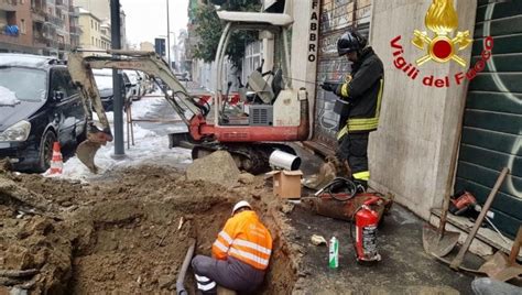 Fuga Di Gas In Strada A Milano Evacuato Un Palazzo Gli Sfollati Ospitati In Un Bus La Repubblica