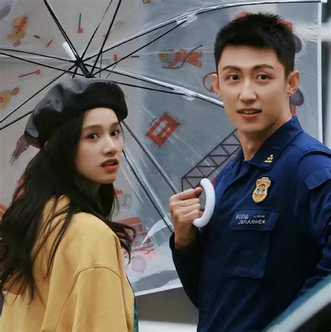 黄景瑜《他从火光中走来》制服造型好飒！看到张婧仪：港风美人！ 知乎