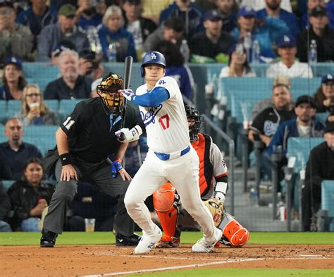 大谷翔平ドジャース移籍1号！ヘルナンデスは“ヒマワリの種シャワー”で祝福 Mlb写真ニュース 日刊スポーツ