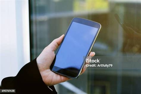 근접 촬영 손 잡고 휴대 전화를 사용 하 여 또는 도시에서 Smartphone에서 뉴스를 읽고 개념과 주제에 대한 스톡 사진 및 기타 이미지 Istock