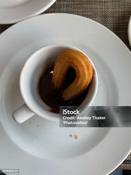 다양한 초콜릿 디핑과 함께 아침 식사를 위한 맛있는 스페인 츄로스 0명에 대한 스톡 사진 및 기타 이미지 0명 갈색 그림자 Istock