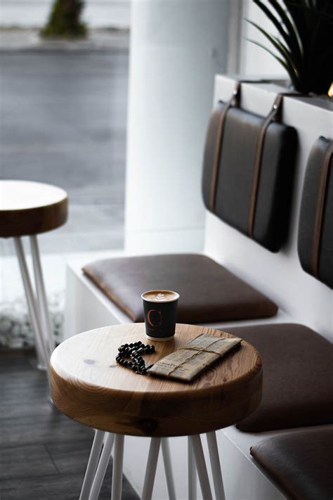 Tasse En Céramique Noire Et Blanche Sur Table En Bois Brun Photo