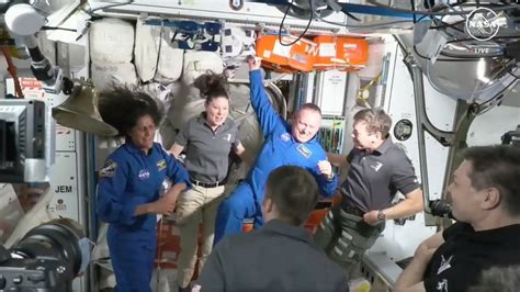 Dos Astronautas Permanecen Atrapados En El Espacio Y Sin Fecha De