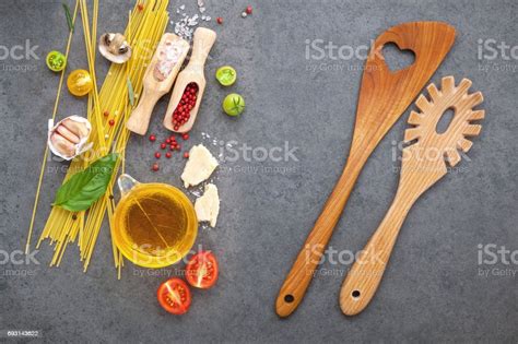 이탈리아 요리 개념입니다 재료 달콤한 바 질 토마토 어두운 배경 평면 배치 및 복사 공간에 마늘 후추의 열매 샴 피 뇽 호박 파