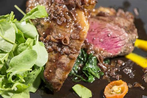 シャリアピンステーキの作り方 ステーキの断面図 材料 牛ステーキ肉200g 玉ねぎ中1個 塩、胡椒適量 ＜ソース＞ 赤ワイン