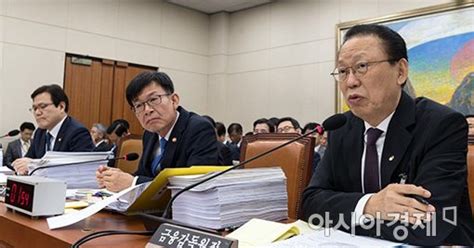 포토 답변하는 최흥식 금감원장