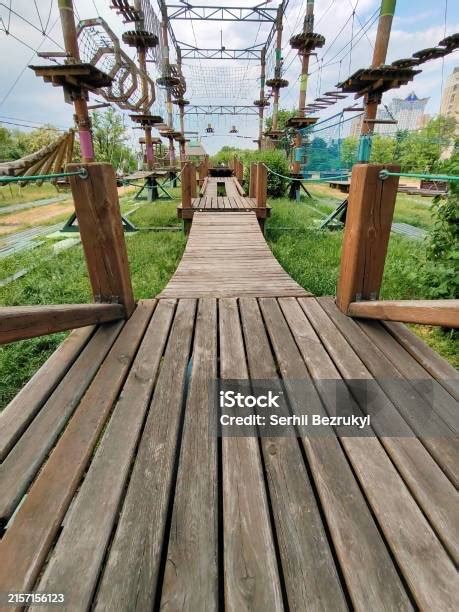 子供向け遊園地の遠近法上の木製の吊り橋 くるくる回るのストックフォトや画像を多数ご用意 くるくる回る つながり ねじ Istock