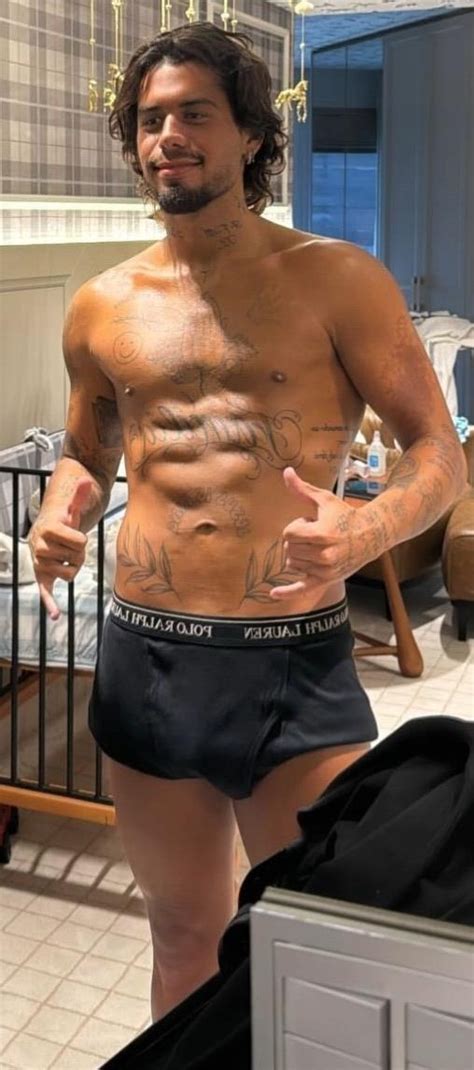 Zé Felipe exibindo o bronzeamento de cueca em nova foto