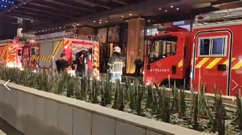 快訊／北市w飯店晚間驚傳出現煙霧跳電 11位民眾受困電梯警消救援脫困