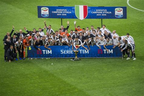 Juve La Premiazione Dei Campioni Ditalia Foto Sportmediaset