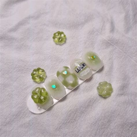 🌟입점이벤트🌟 행운을 빌어주는 네잎클로버 수제네일팁 에이블리