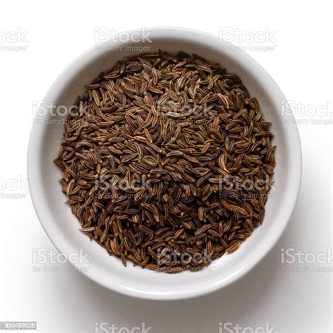 흰색 세라믹 그릇 위에서 흰색 절연에 커 민 또는 캐 러 웨이 씨앗 갈색에 대한 스톡 사진 및 기타 이미지 갈색 건조 식품