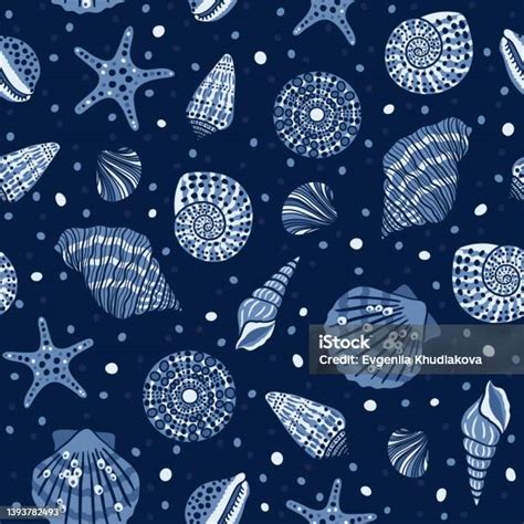 바다 바닥 이음새가 없는 무늬 여름 해변에서 손으로 그린 해변 벡터 인쇄 성게 불가사리 조개 산호와 해저 세계 만화 배경 직물 벽지를위한 해안 요소 디자인 강에 대한 스톡