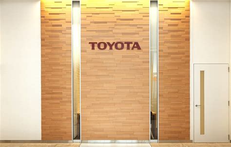 栃木トヨタ小山羽川店 様 ｜ 株式会社オムニツダがリブパネルを中心に天然木を使用した不燃内装木材プレミアムウッド