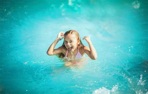 여러분 이것은 너무 재미 있습니다 수영장에서 수영하는 아이 사진 Unsplash의 클로즈업 이미지
