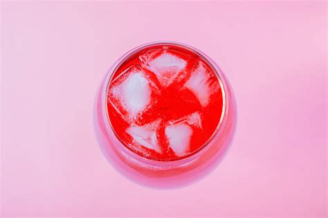 분홍색 배경에 와인 잔에 딸기와 빨간색 상쾌한 여름 알코올 칵테일 음료와 여전히 생활 과일 또는 베리 와인 미니멀리즘 0명에 대한 스톡 사진 및 기타 이미지 Istock