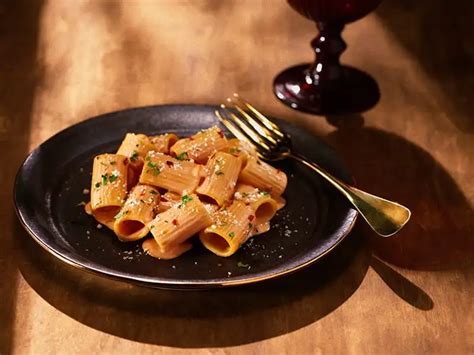 Al Bronzo™ Mezzi Rigatoni Pasta Spicy Vodka Sauce Recipe Barilla