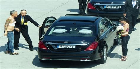 بالصور ملك تايلاند الجديد يُحضر عشيقاته في حفل حرق رفات والده إرم نيوز