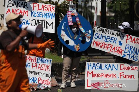 Aksi Aktivis Lingkungan Di Surabaya Antara News