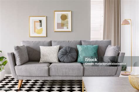 회색 벽에 포스터와 품위 있는 거실 인테리어에서 체크 무늬 바닥에 흰색과 민트 쿠션 소파는 회색의 클로즈업 실제 사진 가구에 대한 스톡 사진 및 기타 이미지 Istock