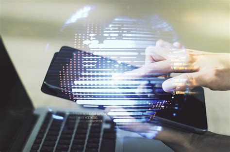 세계지도와 손 배경 빅 데이터 및 네트워킹 개념에 디지털 태블릿작업 추상 그래픽 코딩 스케치의 다중 노출 개발에 대한 스톡 사진 및 기타 이미지 Istock