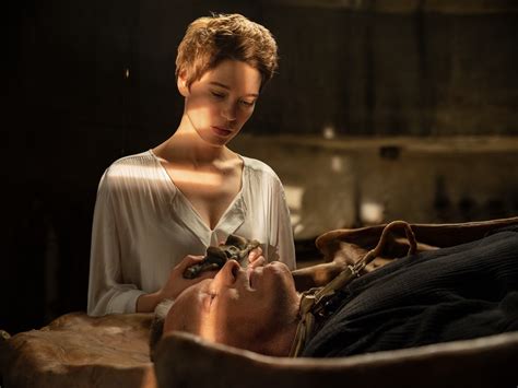 Crimes Of The Future Review Body Horror Thats Juicy With Meaning