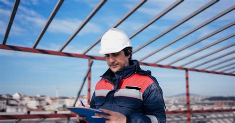 클립보드를 들고 있는 안전모를 쓴 남자 사진 Unsplash의 노동자 이미지