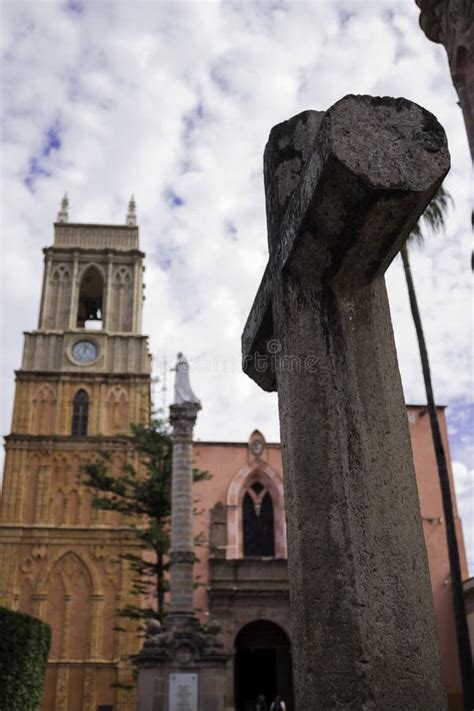 Cruce Fuera De La Parroquia De San Miguel Arcángel En San Miguel De