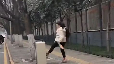女子街头暴躁破坏公共设施：狂踢垃圾桶，推踹路边共享单车腾讯视频