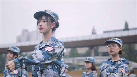 高校軍訓匯演，c位女生跳出女團感，網友直言這穿著跳熱舞不合適 壹讀