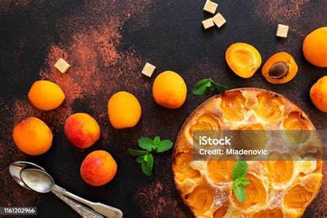 여름 살구 파이 수제 맛있는 과일 디저트 살구 타르트 과일 파이 어두운 소박한 배경입니다 맨 위 보기 복사 공간 갈레트에 대한