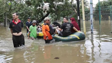 At Least 10 Dead 10 Missing As Landslide Flash Floods Hit Indonesias