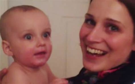 Bebê Fica Chocado Ao Encontrar Irmã Gêmea Da Mãe Pela Primeira Vez