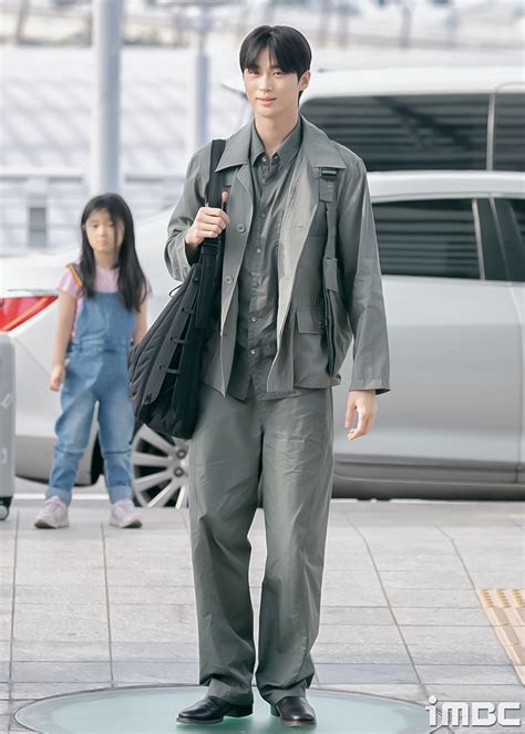 움짤 선업튀 변우석 K탑건 전투기 파일럿 공항패션