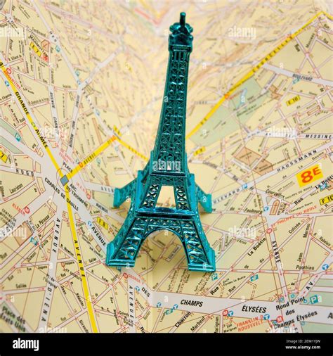 La Tour Eiffel Sur Le Plan De La Ville De Paris Photo Stock Alamy