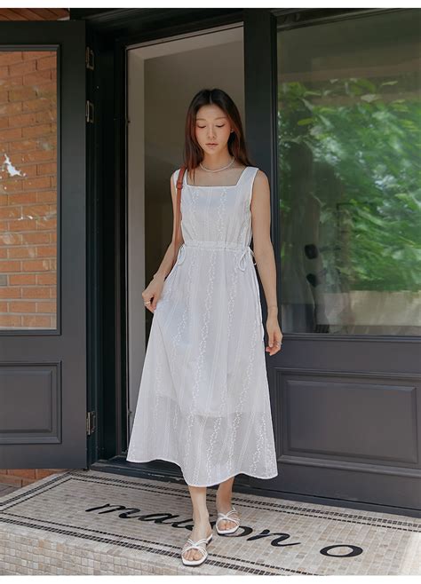 커먼유니크 니셀 린넨 레이스 스트랩 뷔스티에 롱 원피스 여름사계절나시슬리브리스플라워자수리본플레어러블리빈티지휴양지바캉스