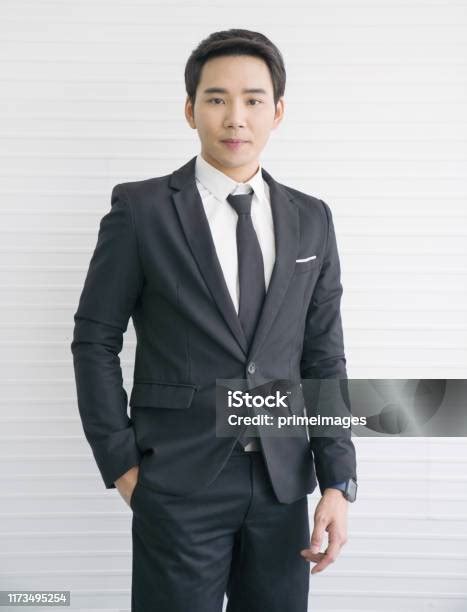 그룹 초상화 젊은 창조적 인 비즈니스 맨 과 함께 성공 프로젝트 팀 비즈니스 사람들 Weare 캐주얼 정장 의상 현대 코워킹