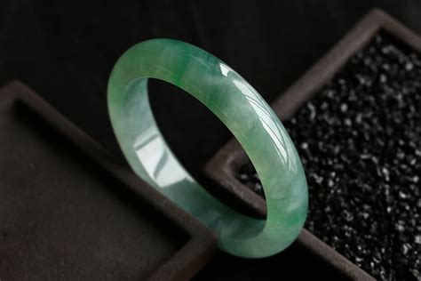 天然红翡翡翠应该怎样保养 红翡翡翠鉴赏 冰种玻璃种翡翠手镯挂件a货翡翠原石种水等级划分鉴定价格多少钱，国翠世家珠宝
