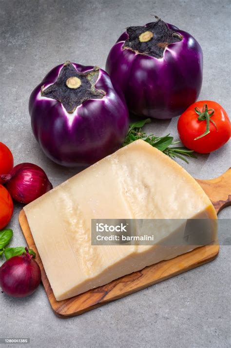 신선한 가지 파마산 치즈 토마토 멜란자네 알라 파르미지아나로 만든 이탈리아 요리 재료 0명에 대한 스톡 사진 및 기타 이미지