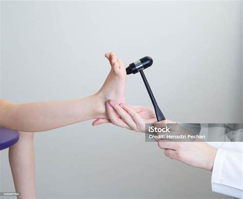 신경과 전문의인 의사는 발바닥에 있는 바빈스키 반사를 확인합니다 신경 학적 망치 어린이 신경통 2명에 대한 스톡 사진 및 기타