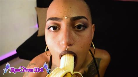 饥渴的秃头女孩吸吮香蕉，就像吸吮公鸡一样。