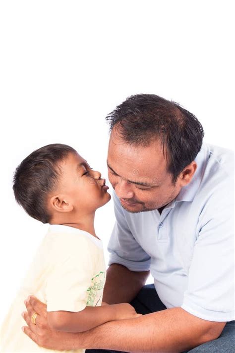 Beijo Do Filho Seu Pai Imagem De Stock Imagem De Junto 66057943