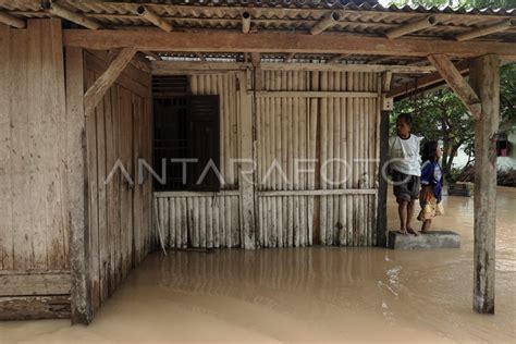 BANJIR LANDA WILAYAH SELATAN JAWA TENGAH ANTARA Foto