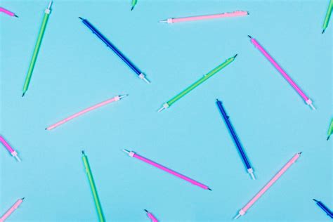 복사 공간 파스텔 파란색 배경에 다채로운 생일 촛불 패턴 창의적이고 우울한 그림 0명에 대한 스톡 사진 및 기타 이미지 0명 구도 그림자 Istock