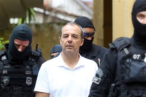 Leilão de diamantes e barras de ouro de Cabral arrecada R milhões Crusoé