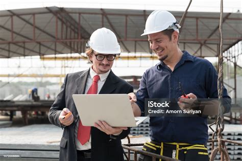 건설 현장에서 프리캐스트 콘크리트 벽 구조 품질에 대해 논의하는 두 명의 감독 건축업자 건설 현장에서 일하는 건설 감독관 그룹 2명에 대한 스톡 사진 및 기타 이미지