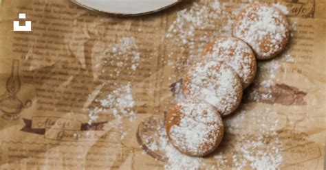 테이블 위에 커피 한 잔과 가루 설탕 몇 개 사진 Unsplash의 무료 음료 이미지